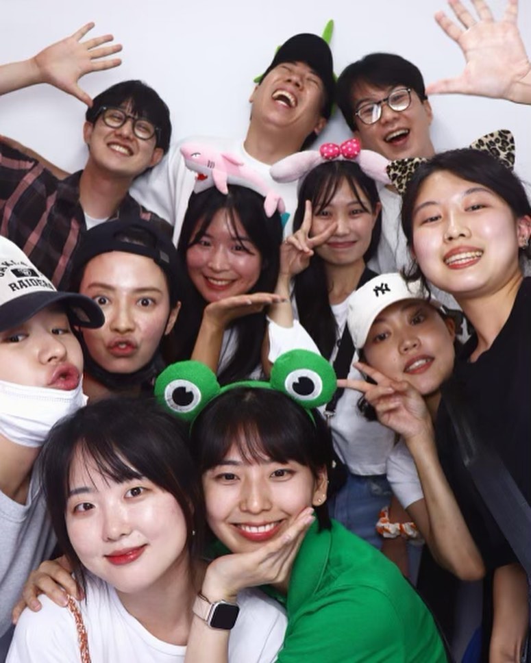 쇼프로 - 한달전에 본인 인스타에 스태프랑 찍은 사진 올렸던 송지효 (보필, 형인, 선명 PD 다 있음 ㅋㅋㅋ)