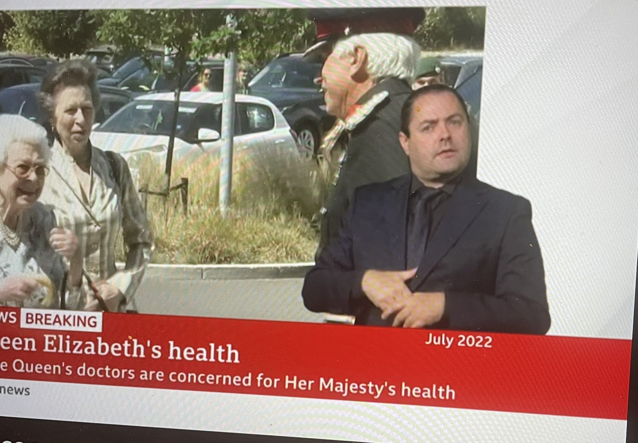 이슈/유머 - 현재 검은색 타이를 매고 뉴스 진행하는 영국 BBC 앵커들.twt