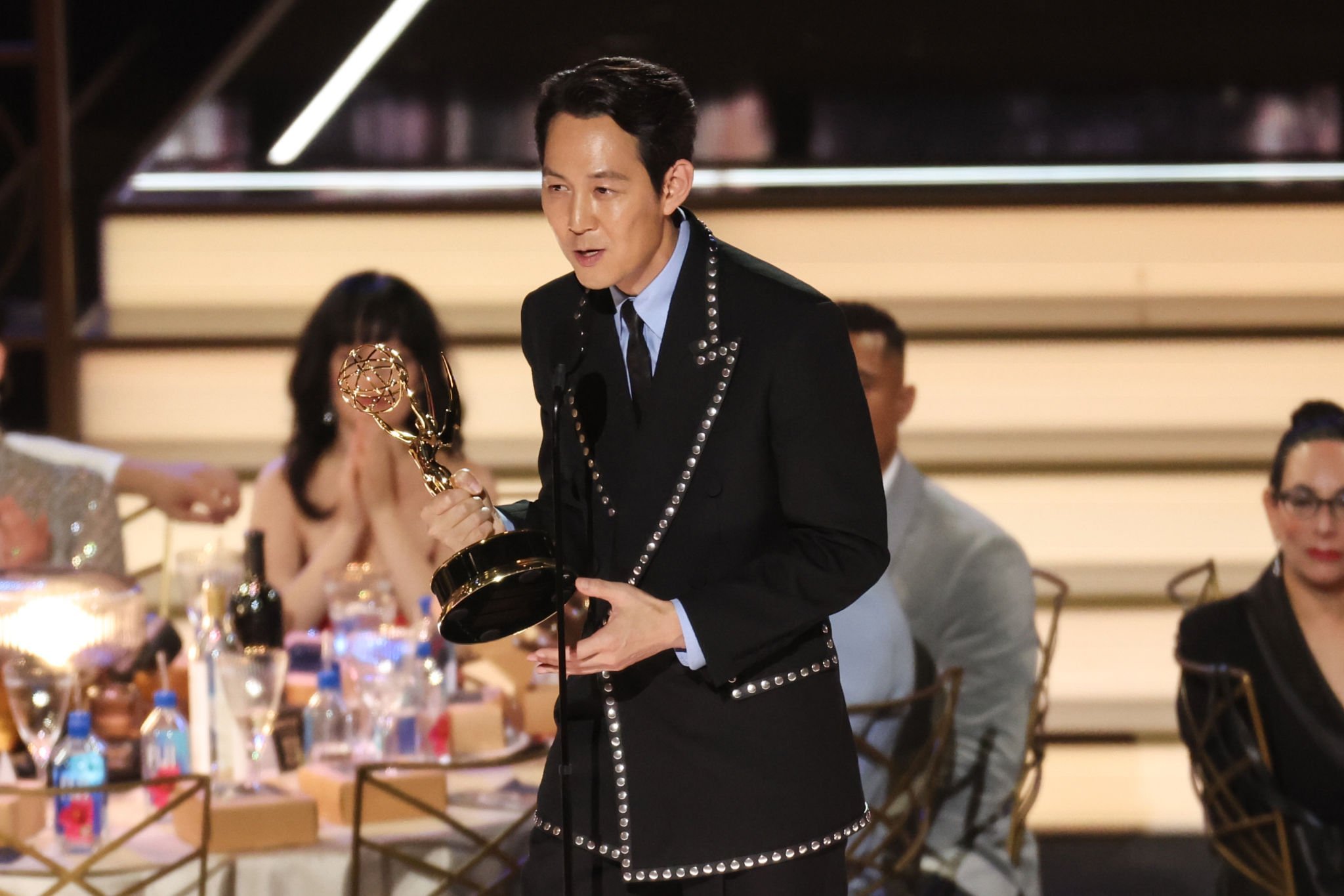 이슈 유머 에미상 남우주연상 탄 이정재 현지 기사사진들