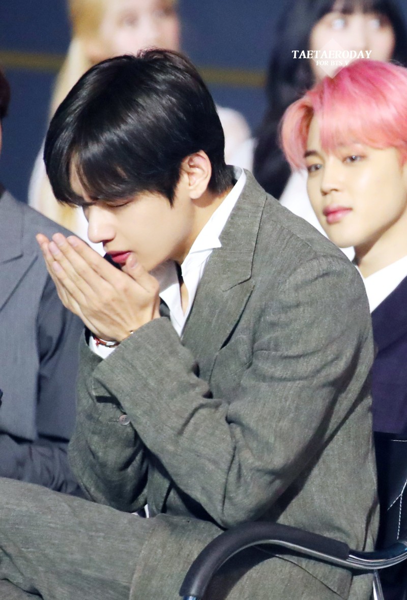 이슈/유머 - 4년 전 시상식에 회색 + 갈색톤의 정장, 노타이, 노악세사리, 직모로 등장한 방탄소년단 뷔.jpgif